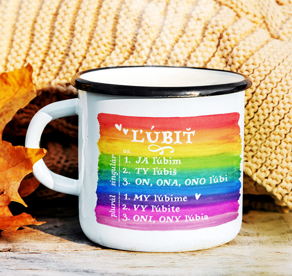 Smaltovaný hrnček Osoby slovesa ĽÚBIŤ - Kura Harabura